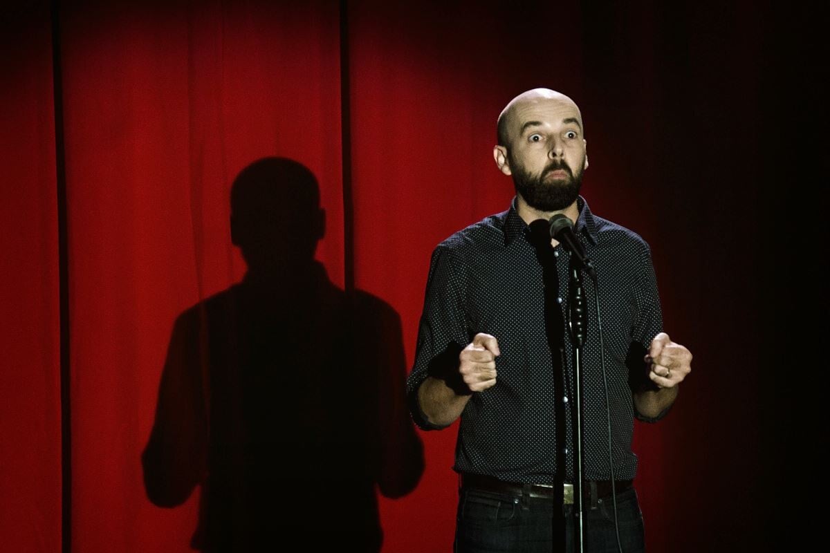 Z novinára stand-up komik. Tomáš Hudák rozosmieva ľudí napriek ...