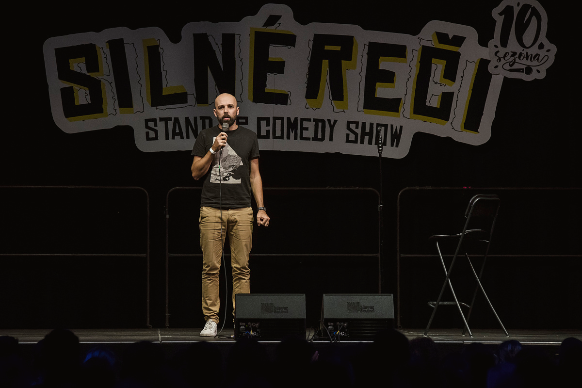 Z novinára stand-up komik. Tomáš Hudák rozosmieva ľudí napriek ...