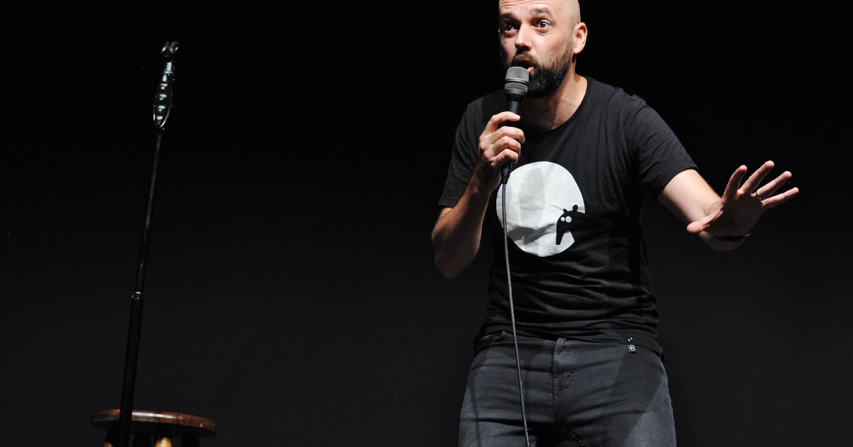 Z novinára stand-up komik. Tomáš Hudák rozosmieva ľudí napriek ...