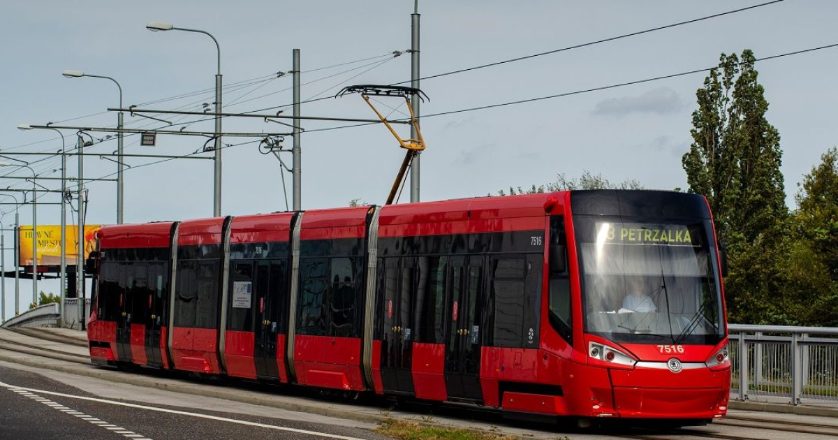Nový termín pre električku v Petržalke. Kedy sa začne jazdiť na ...