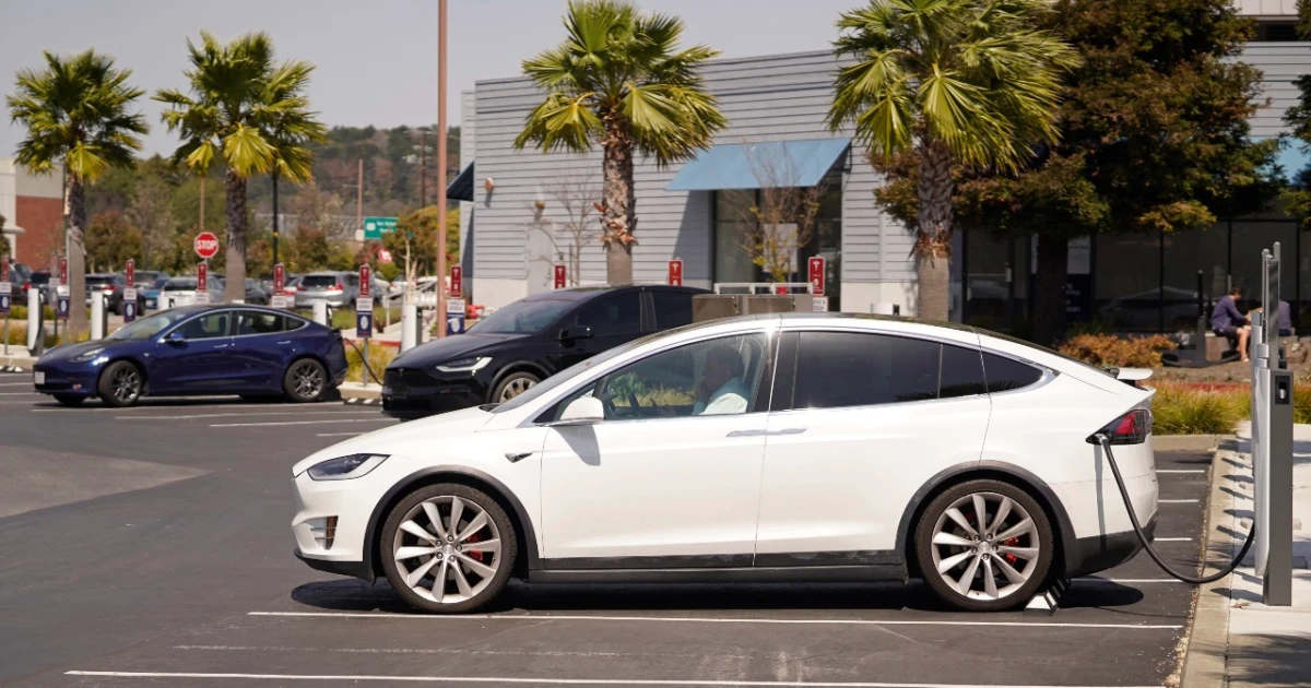 Tesla dodala rekordný počet áut, no zaostala za odhadmi - Forbes Slovensko