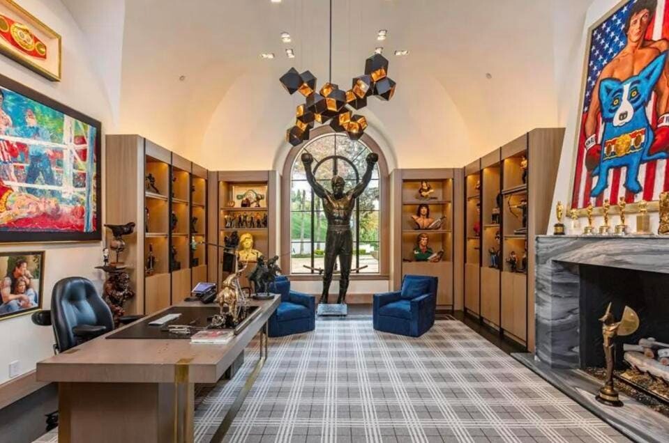 Socha Rockyho musí zostať! Speváčka Adele kúpila Stalloneho sídlo - Forbes