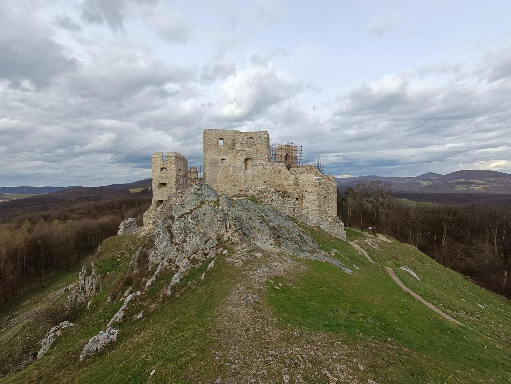 Kam na výlet? Tieto menej známe zrúcaniny odporúča Lovec hradov - Forbes