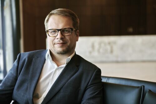 Veľké vlastnícke zmeny v J&T. Jakabovič presúva časť svojho podielu ...