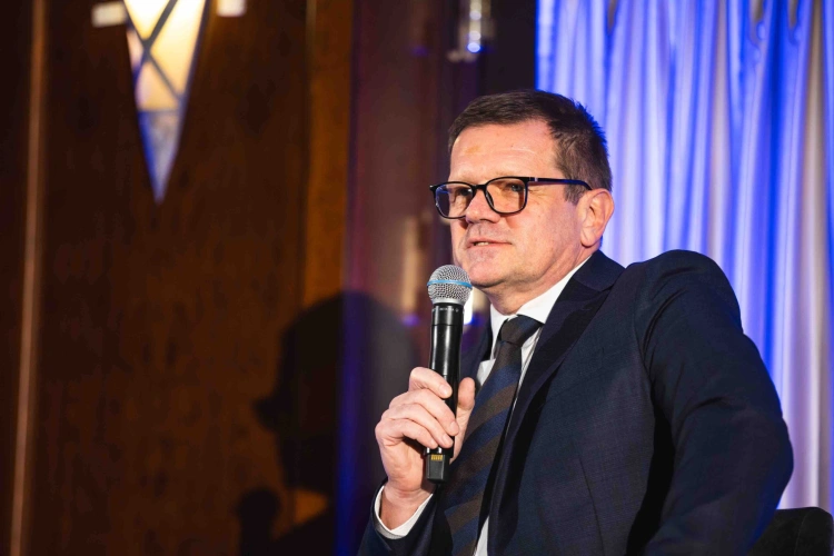 V Carltone sa stretli šéfovia najväčších spoločností. Pozrite sa, ako ...