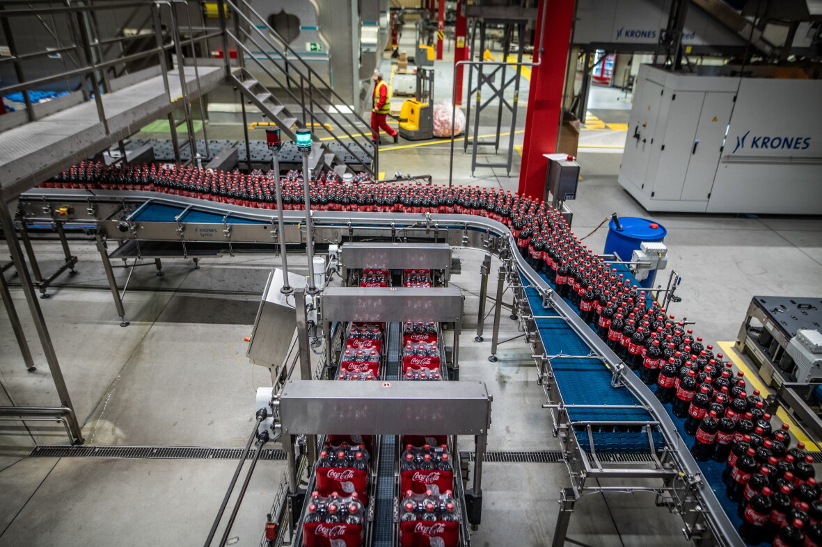 Tu sa rodí „česká“ Coca-Cola. Pozrite sa do fabriky v pražských Kyjoch ...