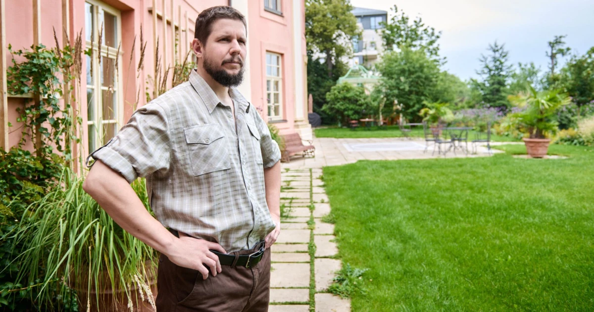 Vývojár Marek Rosa pracuje na hre ovládanej AI.