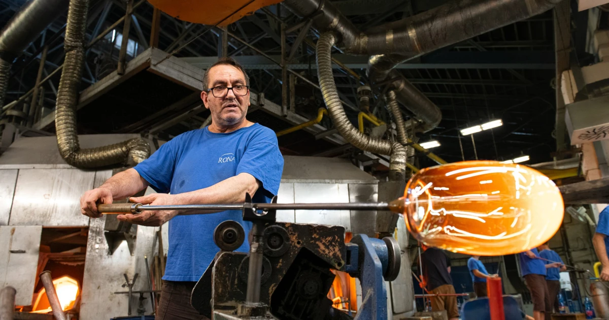 Rona vyrába pružné sklo pre poháre. Na technológiu minula milióny