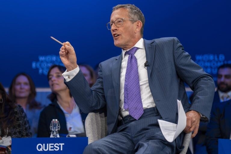 Zaklamete a pôjdem po vás, hovorí novinár Richard Quest zo CNN