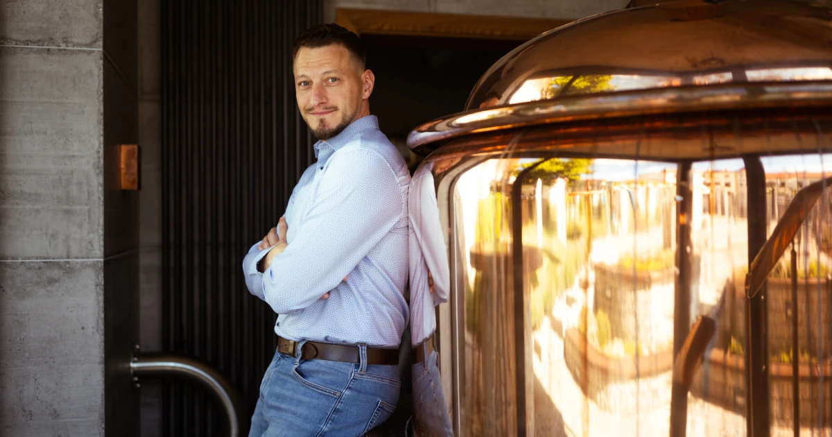 Stoja za vinárstvom VIAJUR či Hotelom Lomnica. ZAR Hospitality sa ...